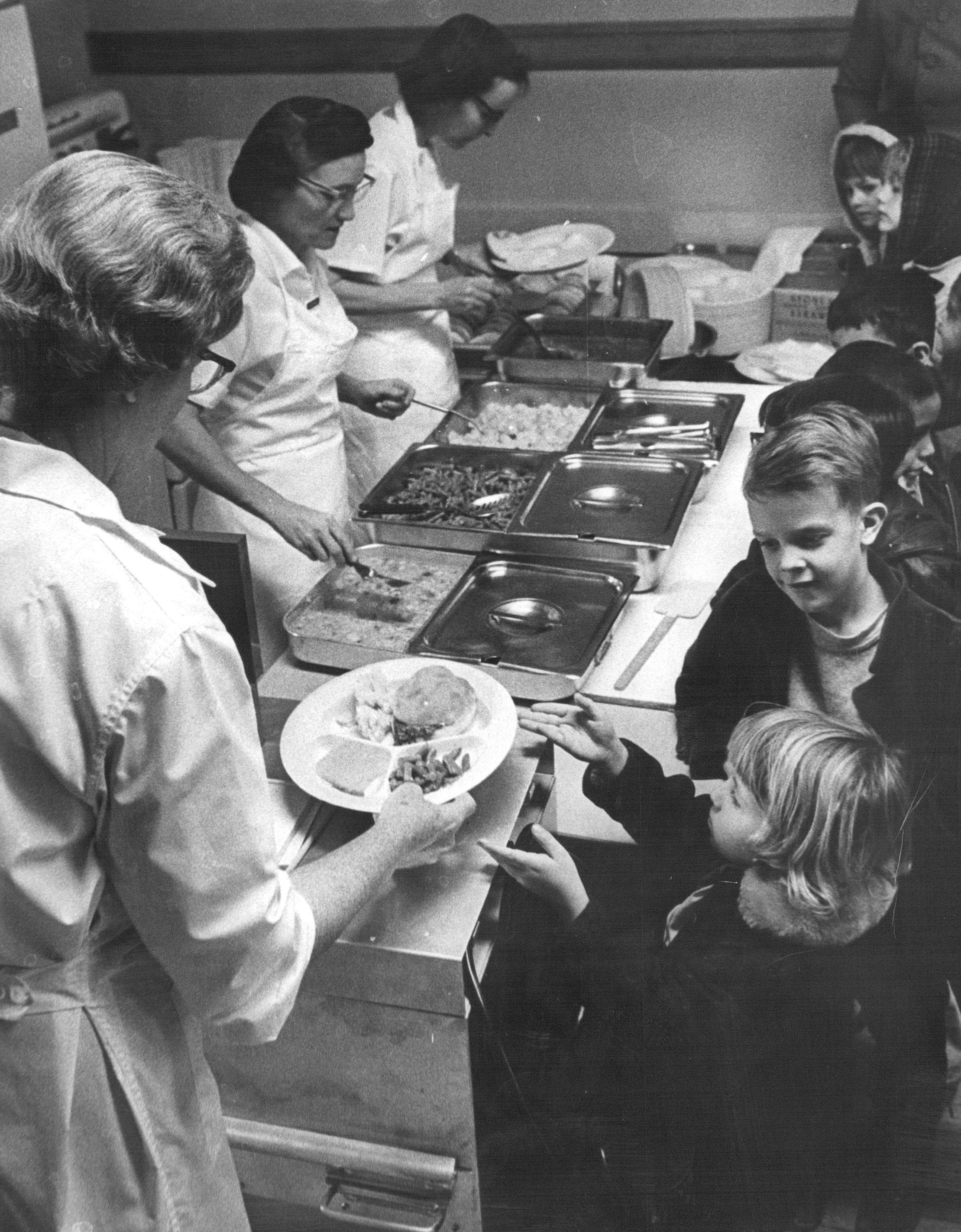 Here's What School Lunches Used To Look Like (22 Photos)