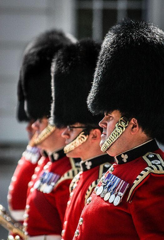 What It's Actually Like To Guard The Queen, According To Former Members ...