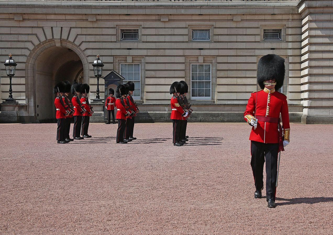 What It's Actually Like To Guard The Queen, According To Former Members ...
