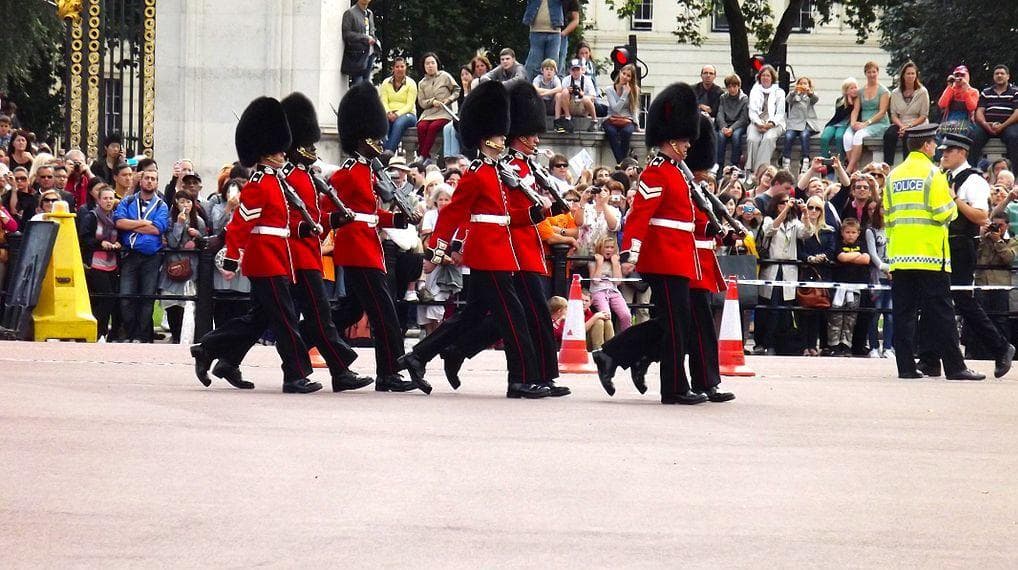 What It's Actually Like To Guard The Queen, According To Former Members ...