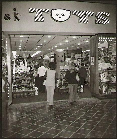 What Toy Stores Of The Past Looked Like Compared To Now
