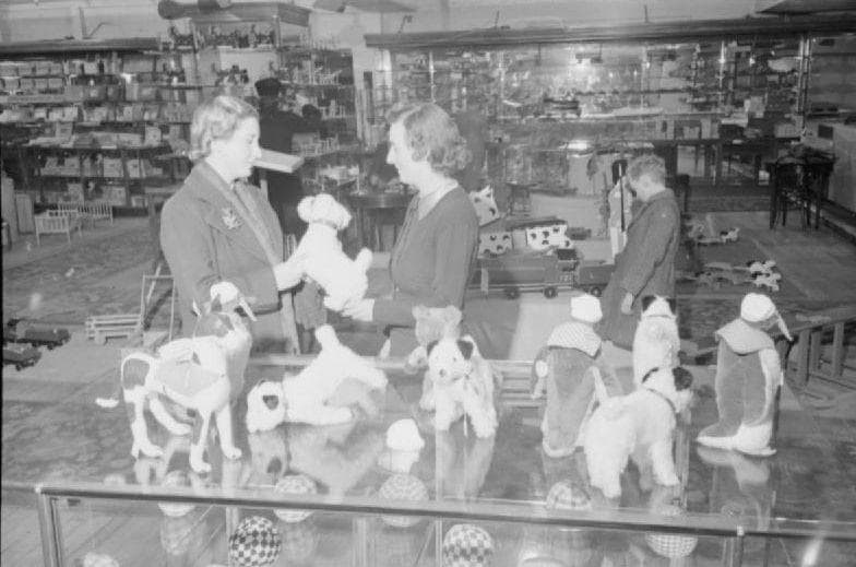 What Toy Stores Of The Past Looked Like Compared To Now
