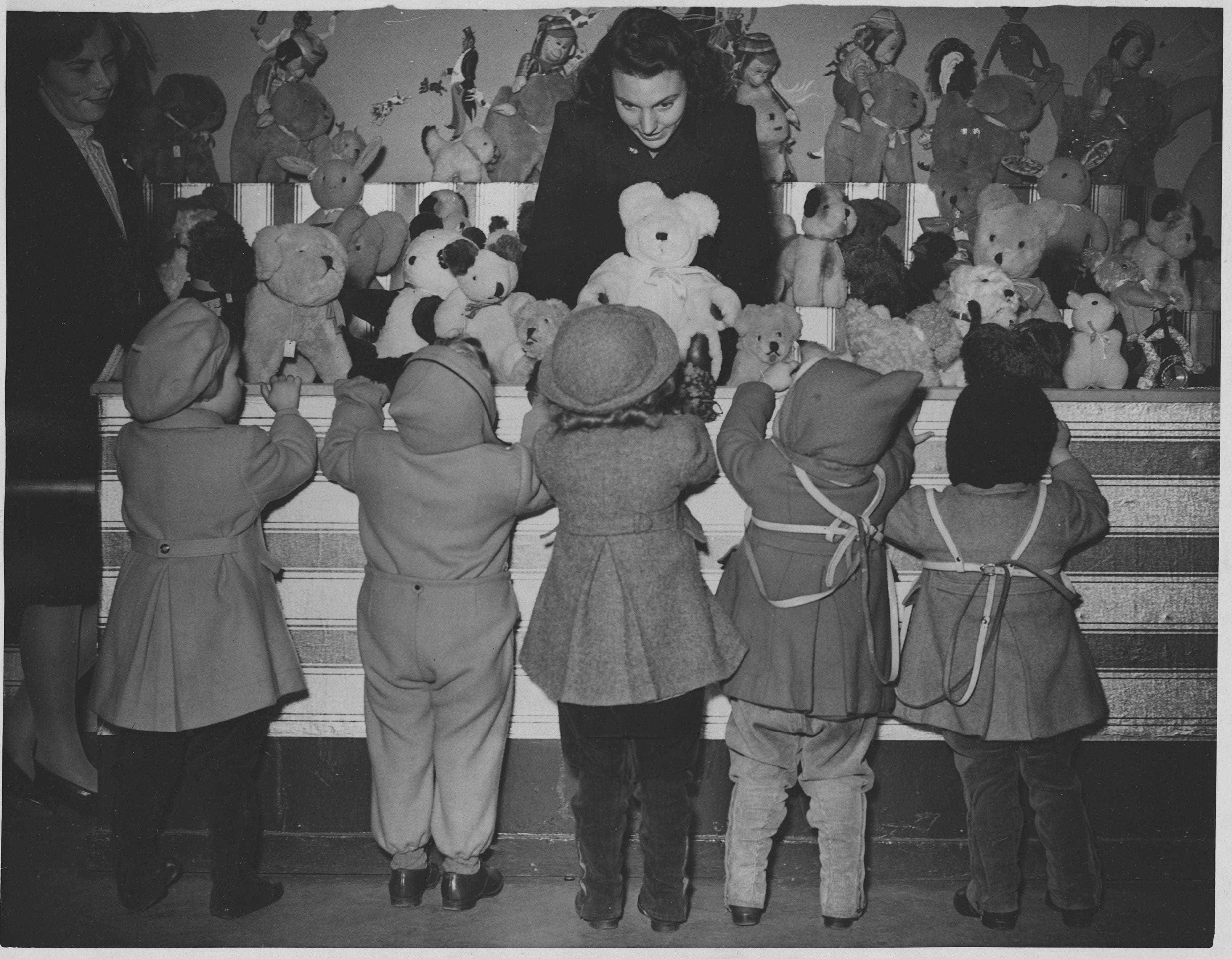 What Toy Stores Of The Past Looked Like Compared To Now