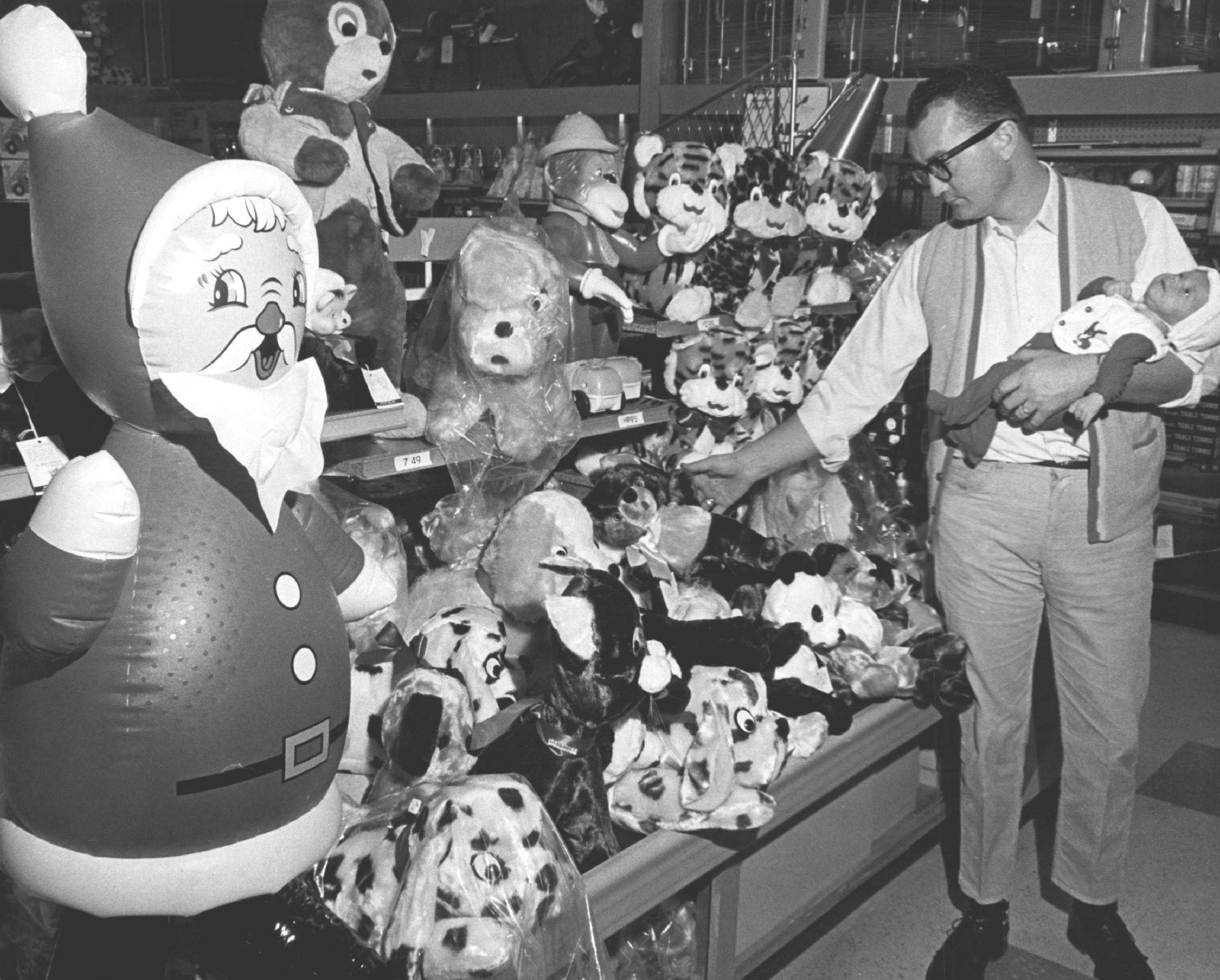 What Toy Stores Of The Past Looked Like Compared To Now