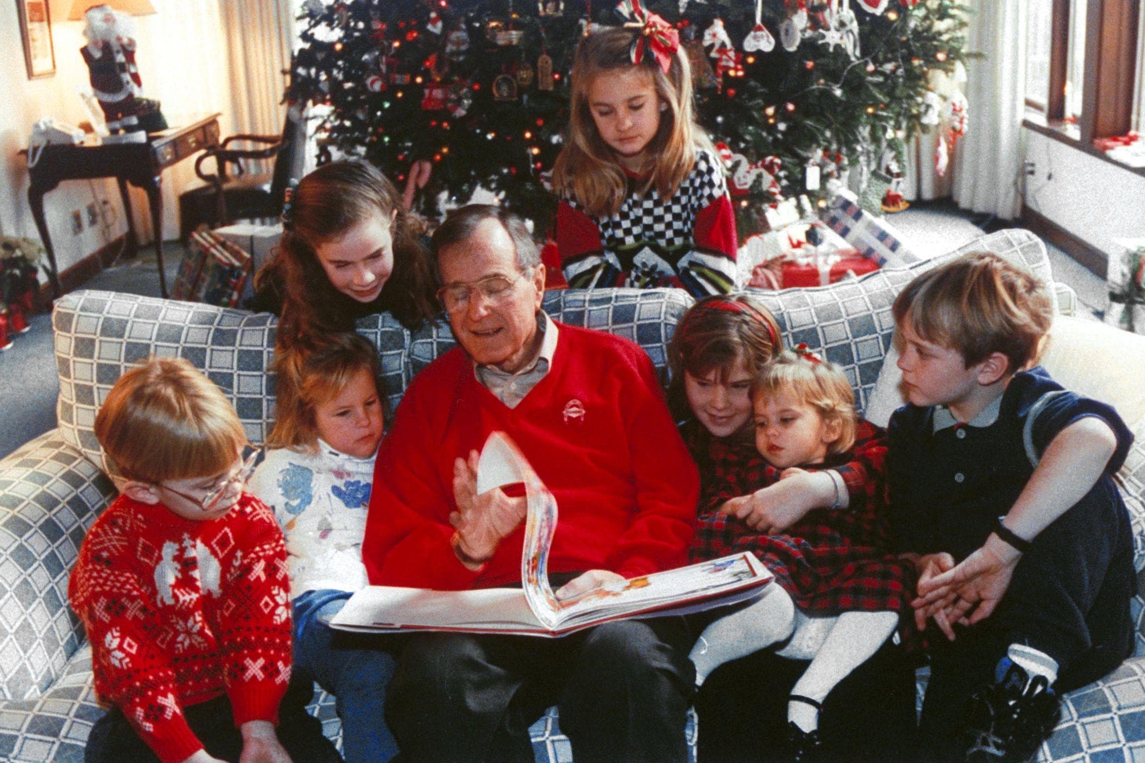 16 Behind-The-Scenes Photos Of The Bush Family