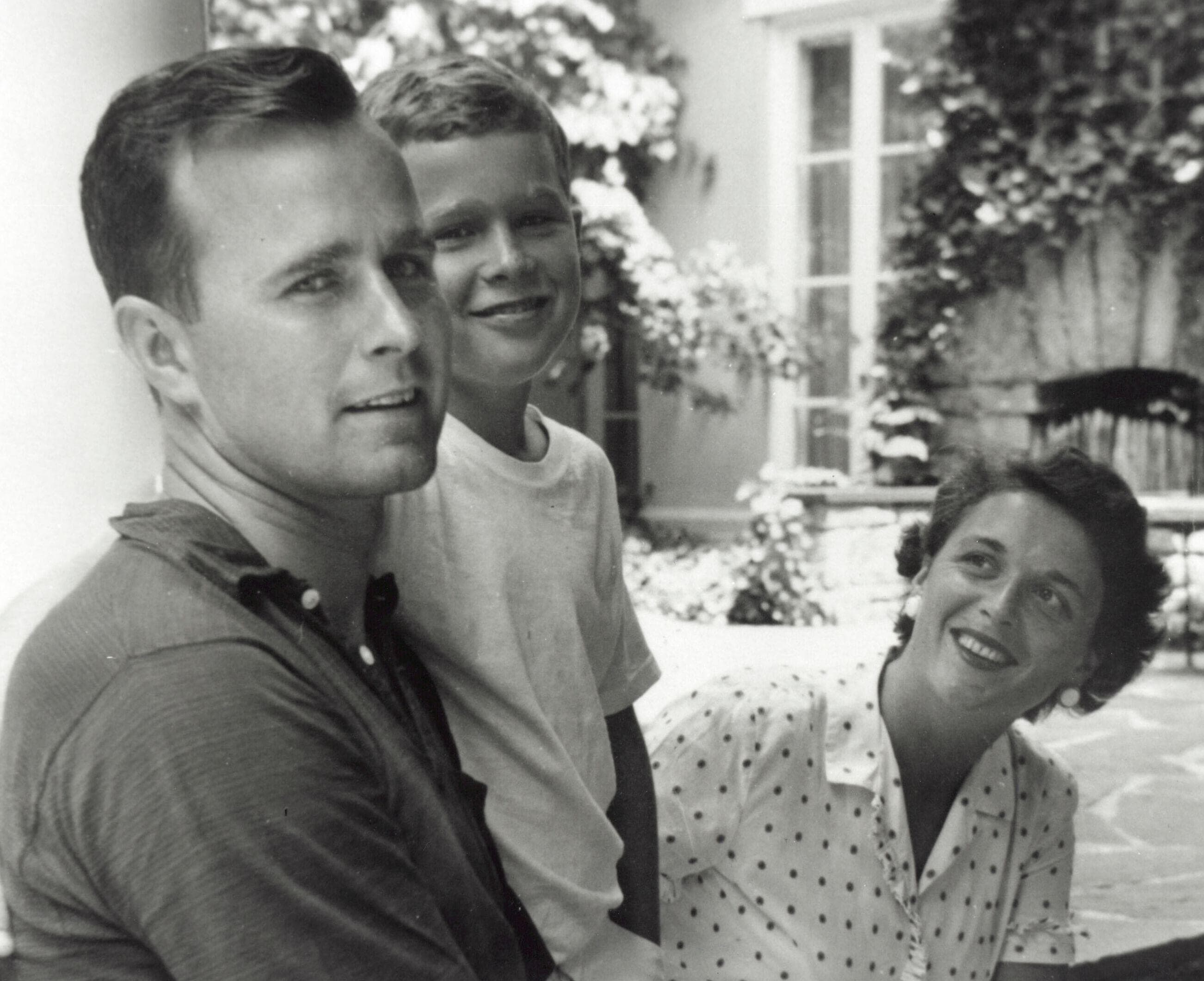 16 Behind-The-Scenes Photos Of The Bush Family