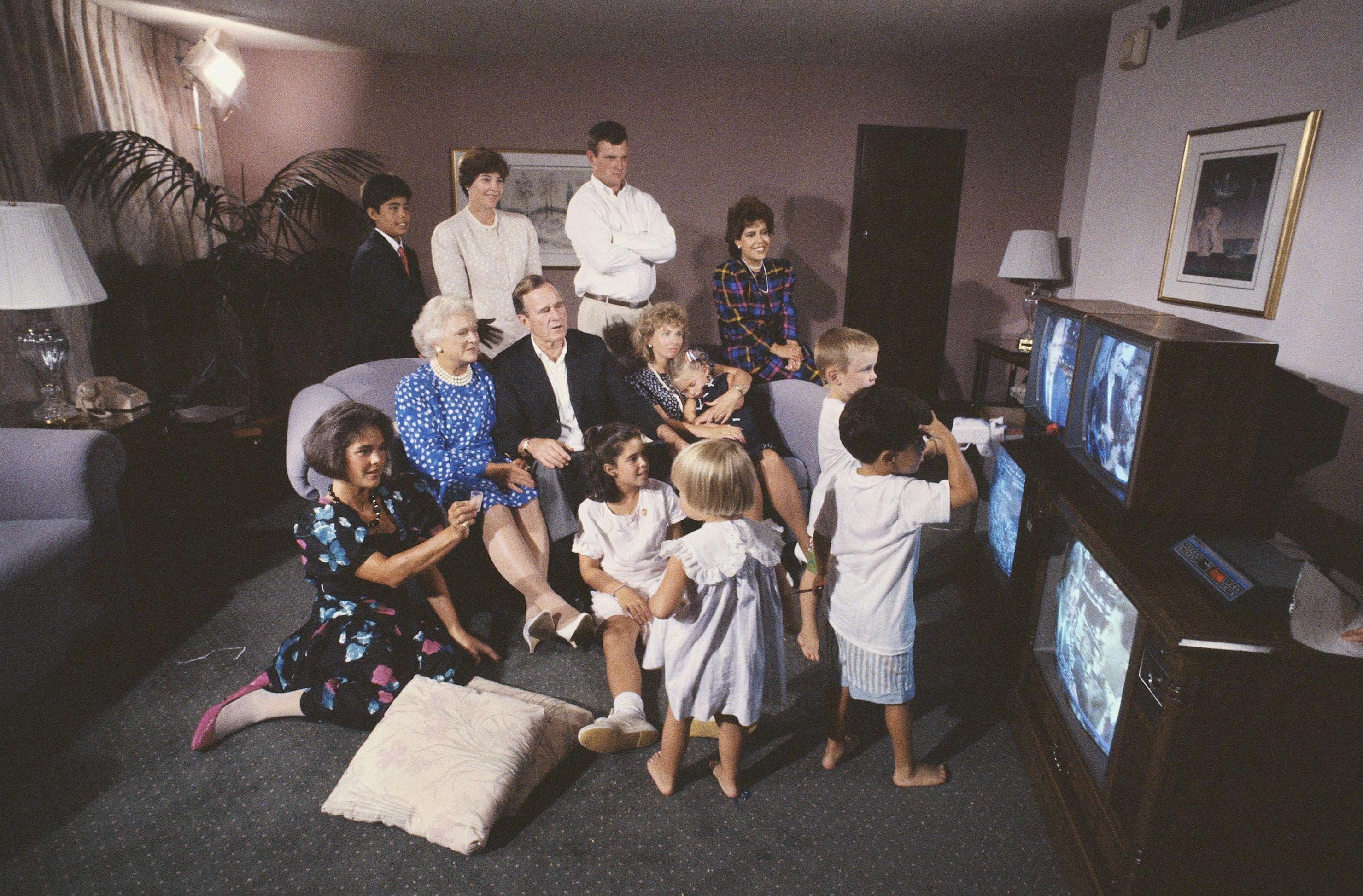 16 Behind-The-Scenes Photos Of The Bush Family