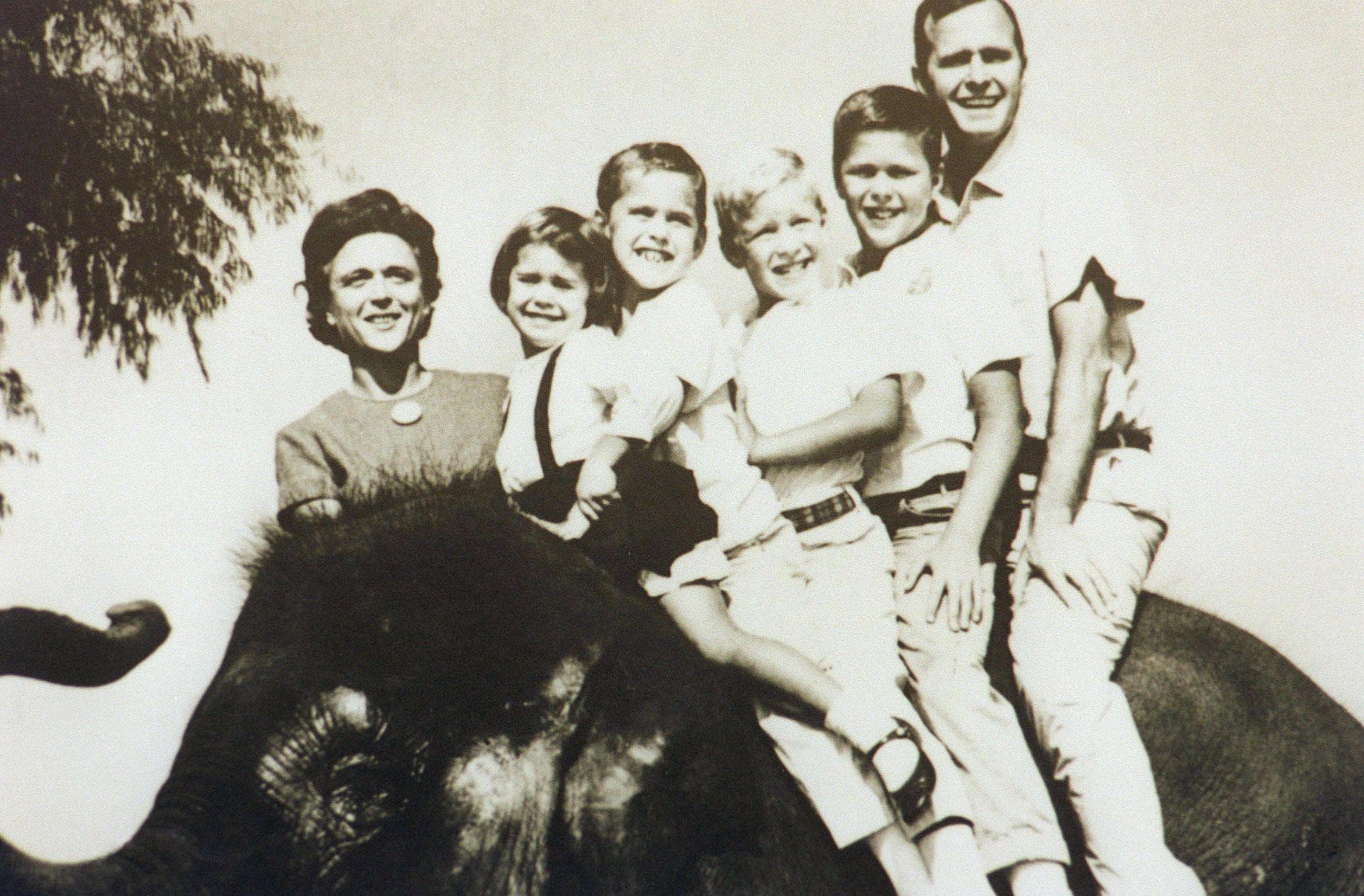 16 Behind-The-Scenes Photos Of The Bush Family
