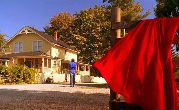 Every Easter Egg In The Arrowverse's "Elseworlds" Crossover