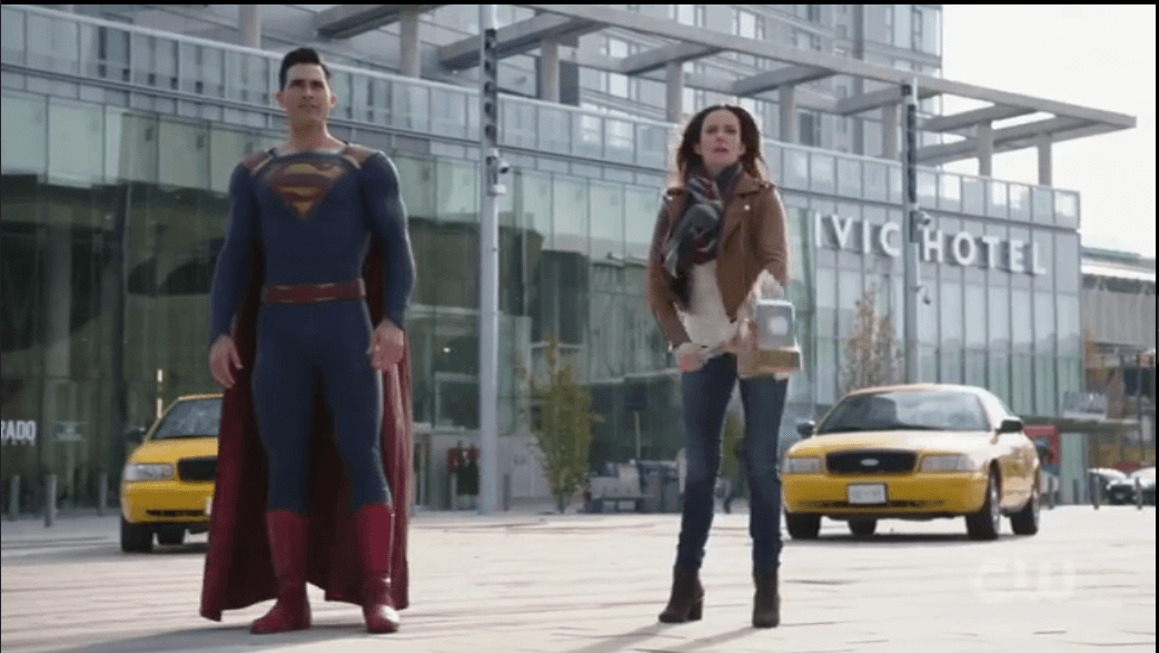 Every Easter Egg In The Arrowverse's "Elseworlds" Crossover