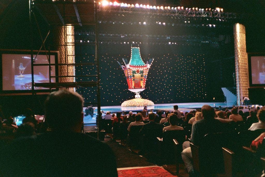 The Disastrous Opening Of The 1989 Oscars Almost Tanked The Awards ...