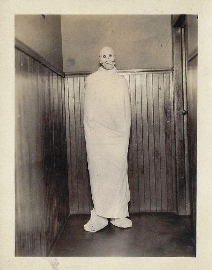 22 Unsettling Historical Photos