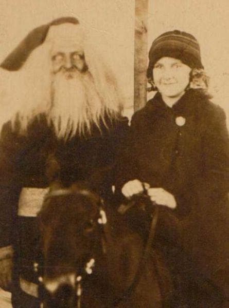 22 Unsettling Historical Photos