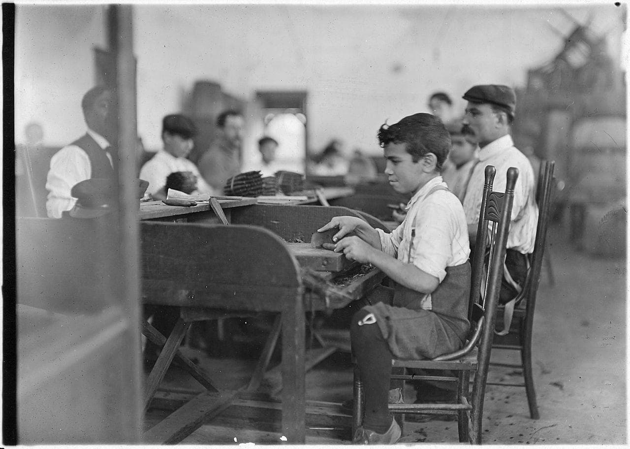 23 Creepy Pictures Of Children Working In Factories