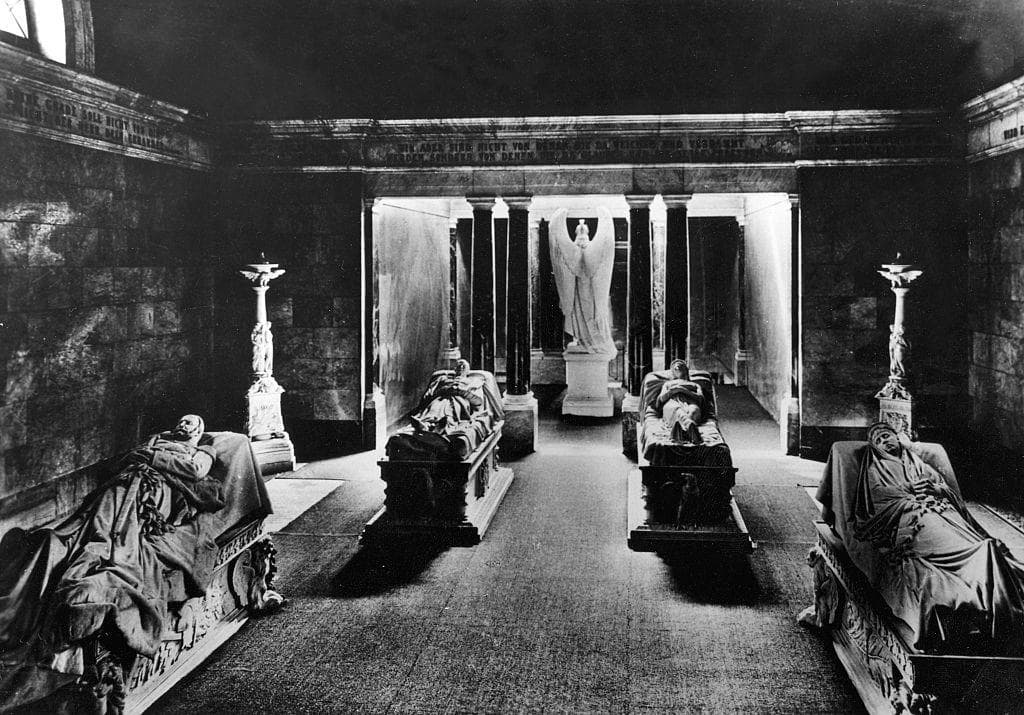 22 Creepy Photos Of Mausoleums