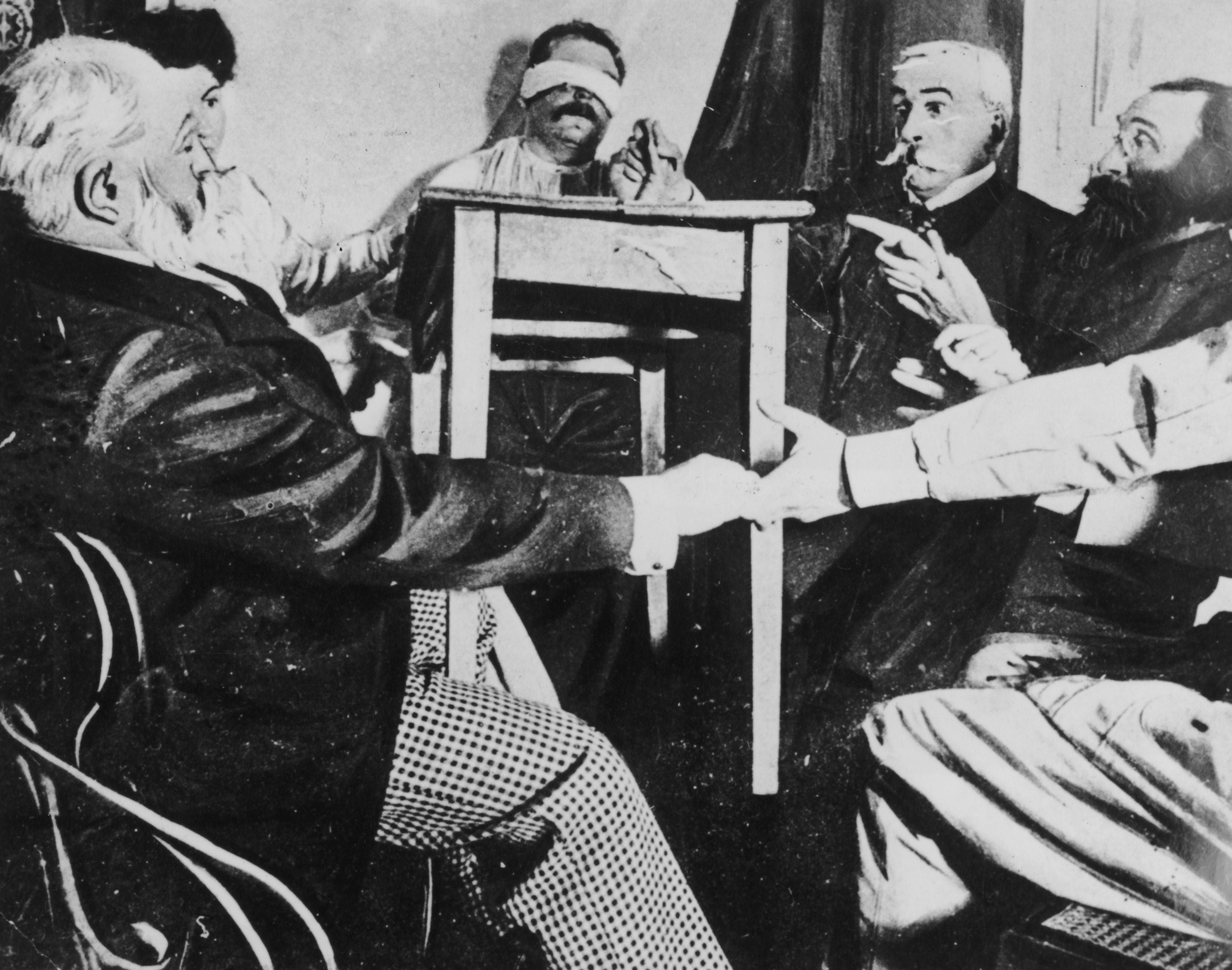 16 Creepy Photos From Seances