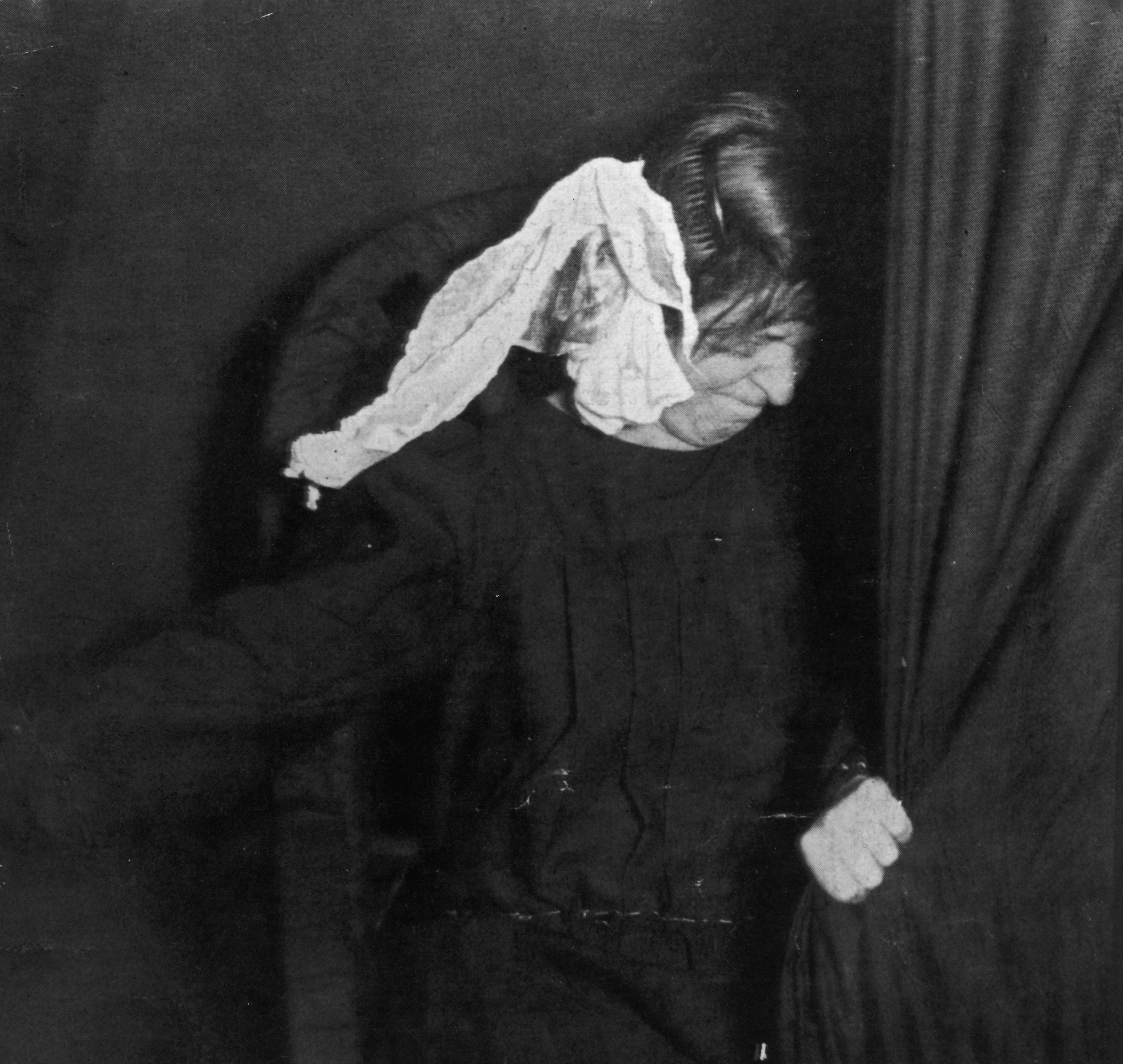 16 Creepy Photos From Seances