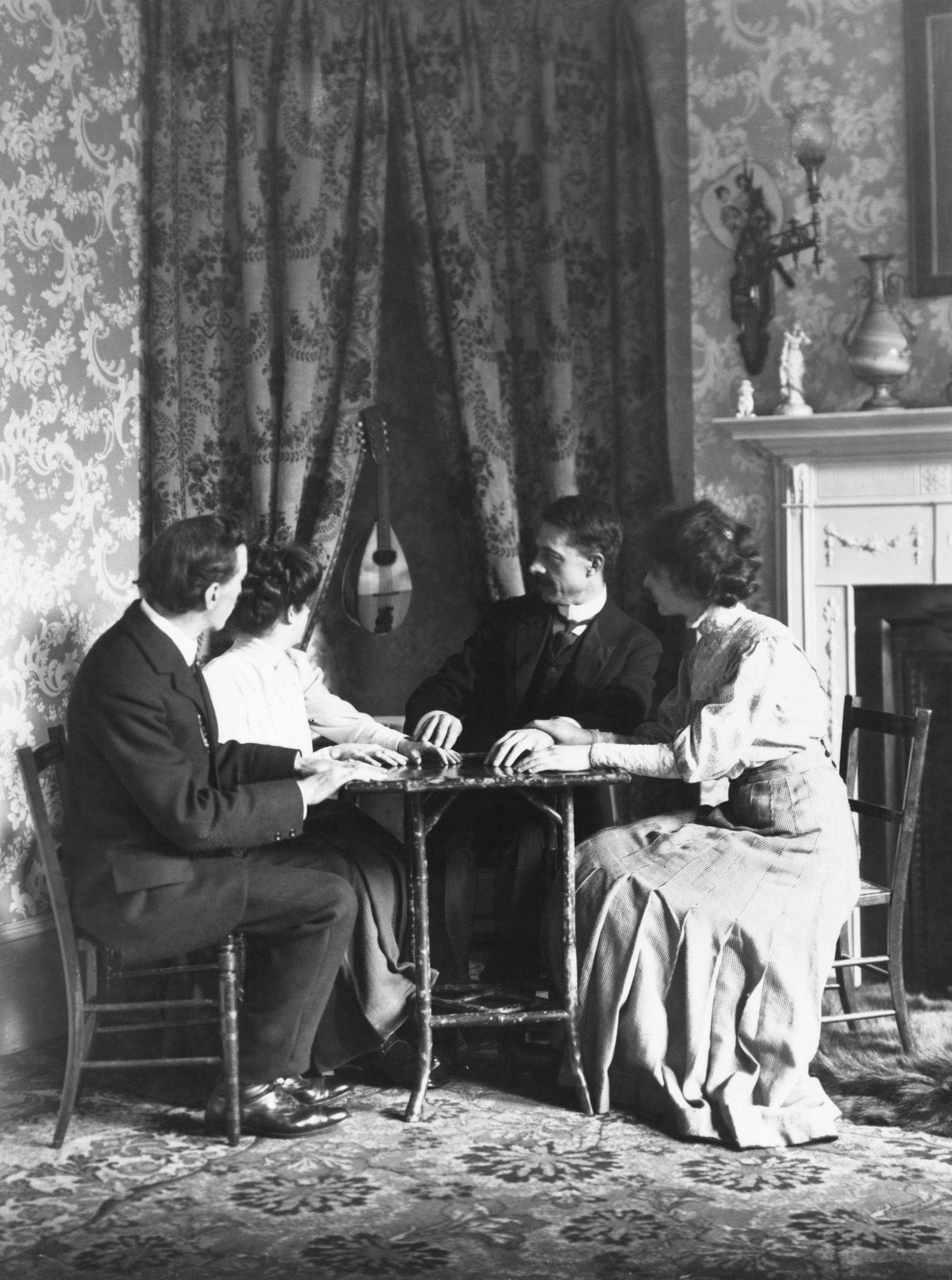 16 Creepy Photos From Seances