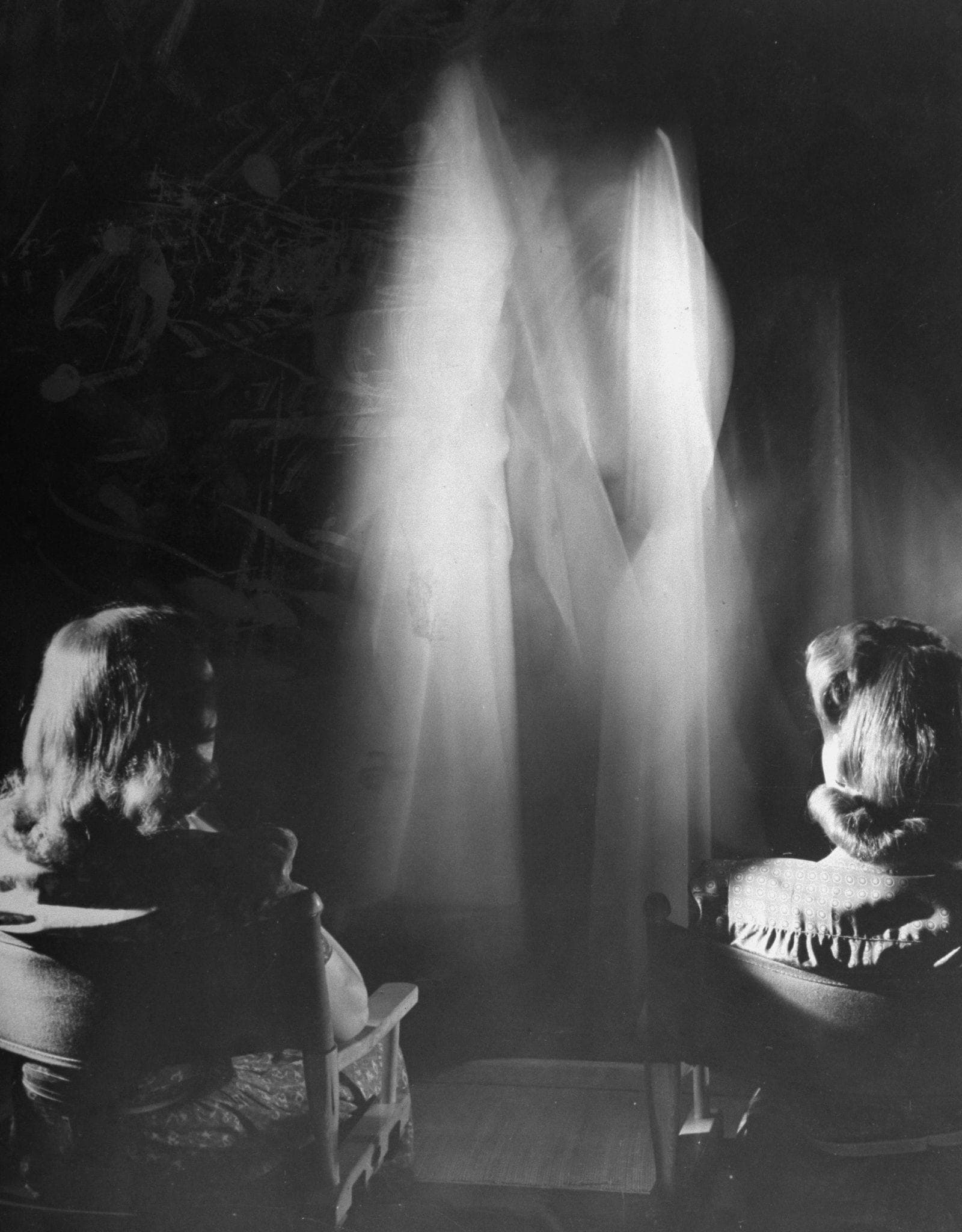 16 Creepy Photos From Seances