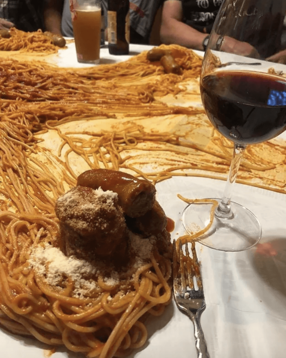 31 Heinous Pictures Of Restaurants That Need To Learn How To Use Plates ...