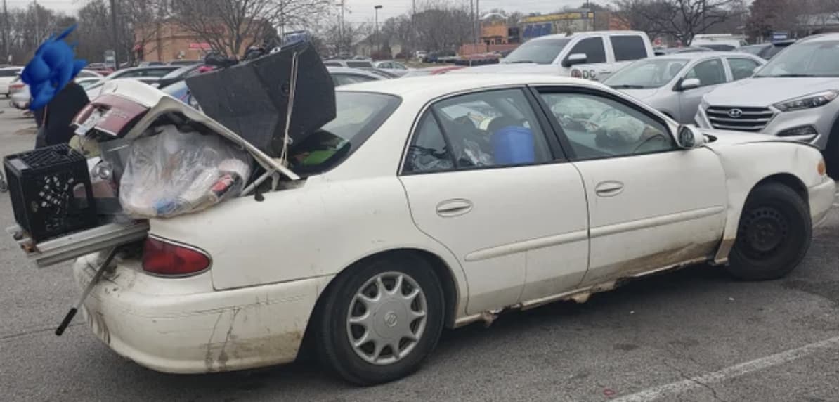 21 Pictures Of Cars Filled With Garbage That Give Us Anxiety