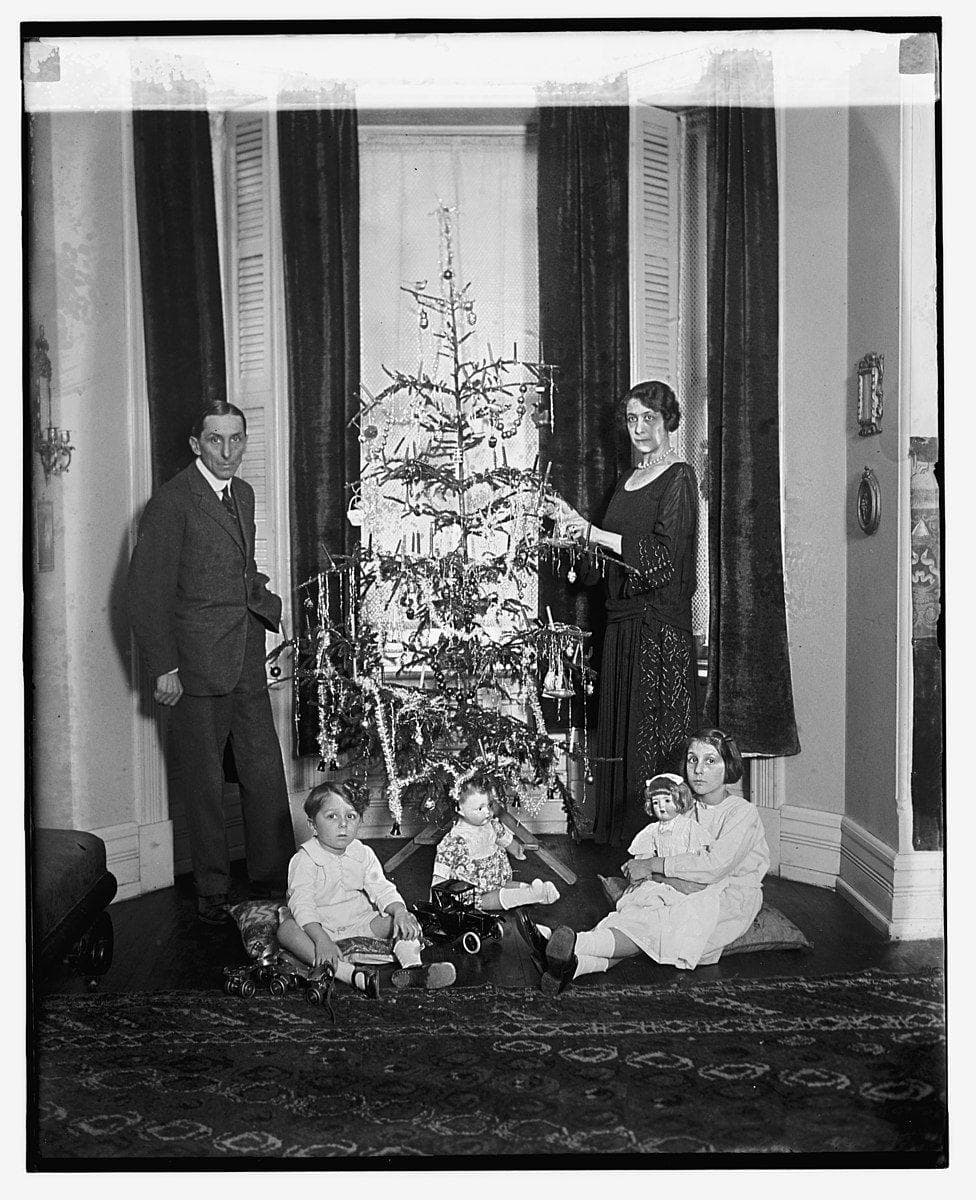 Inexplicably Creepy And Haunting Historical Christmas Photos