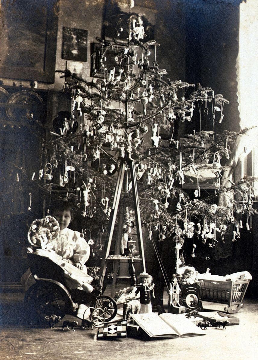 Inexplicably Creepy And Haunting Historical Christmas Photos