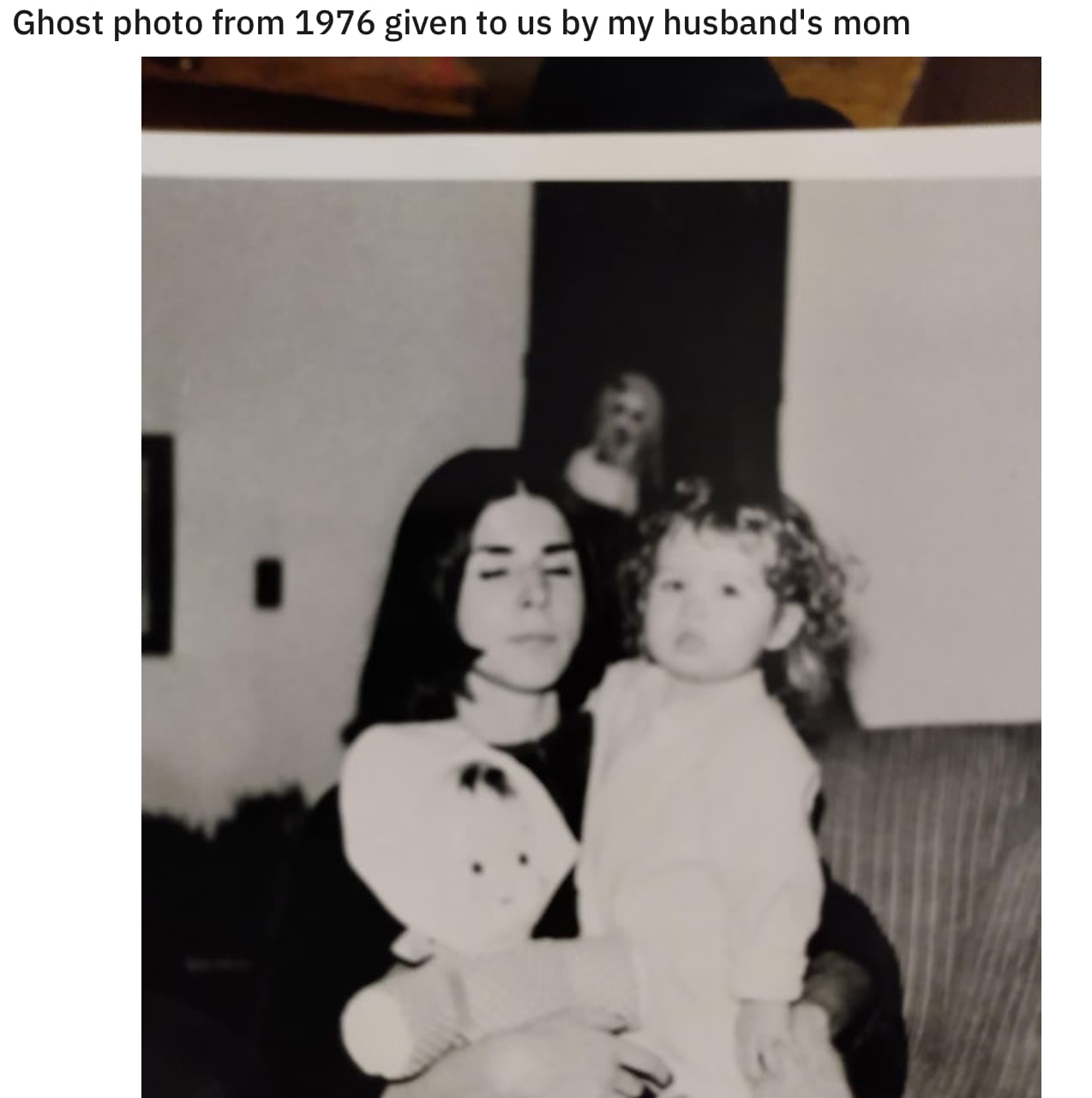 25 Ghost Photobombs That Make Us Say 'AH!'
