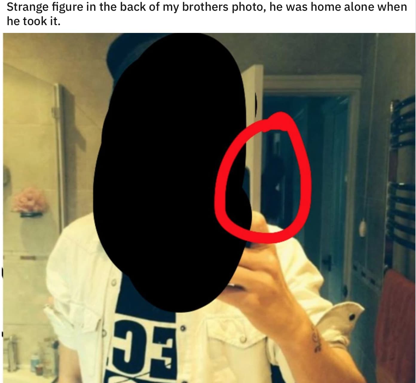 25 Ghost Photobombs That Make Us Say 'AH!'