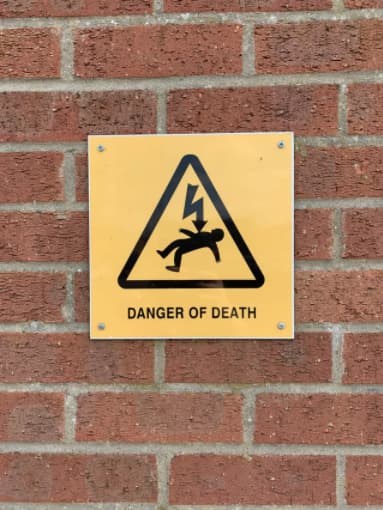 27 Terrifying Safety Signs That Left Us Wondering What Actually Happened