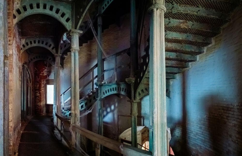 16 Incredible Photos from Inside Abandoned Buildings