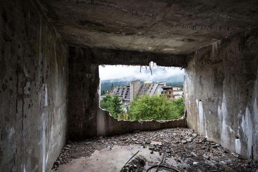 16 Incredible Photos from Inside Abandoned Buildings