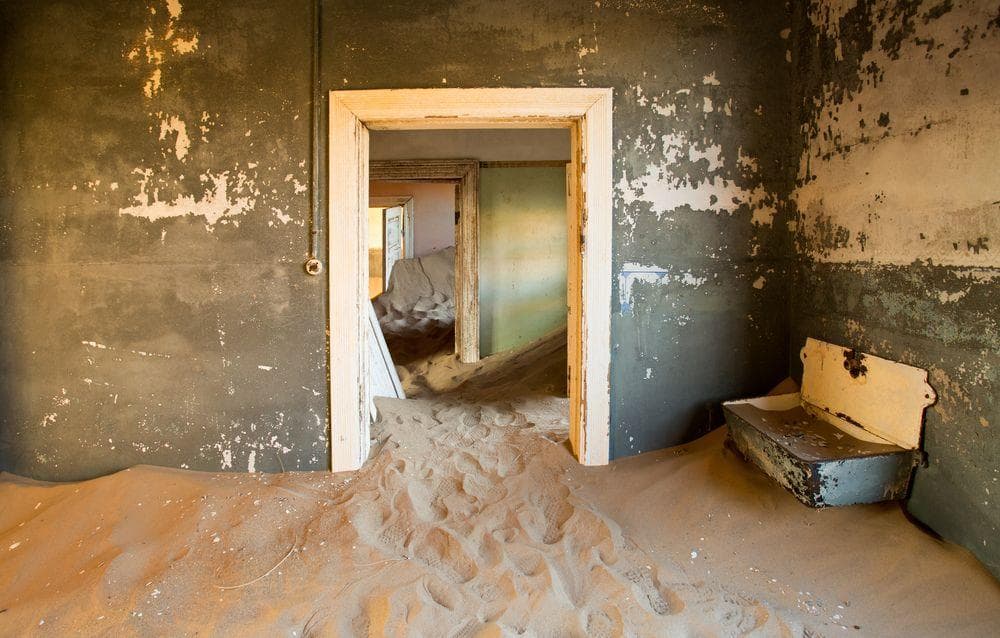 16 Incredible Photos from Inside Abandoned Buildings