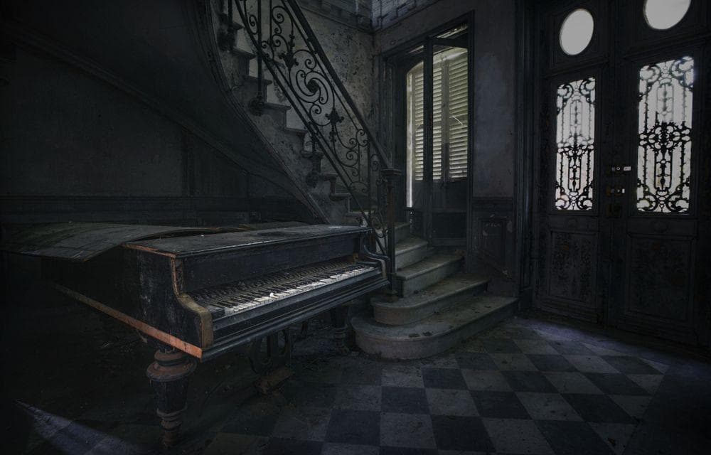 16 Incredible Photos from Inside Abandoned Buildings