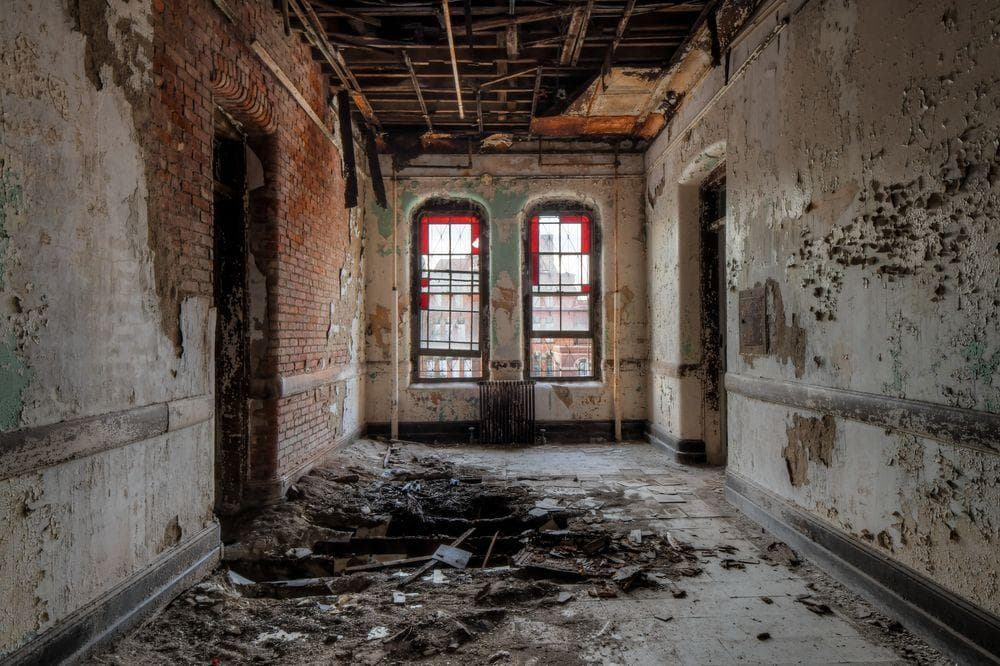 16 Incredible Photos from Inside Abandoned Buildings