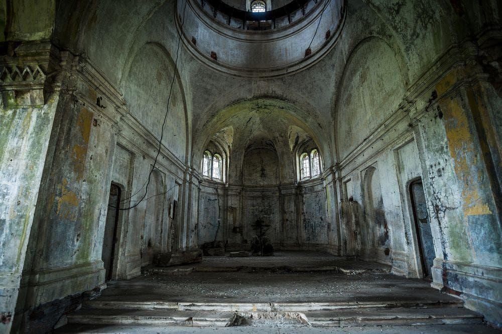 16 Incredible Photos from Inside Abandoned Buildings
