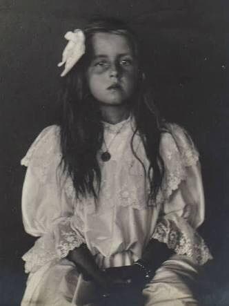 Creepy And Unsettling Victorian Era Photos We Can't Look Away From