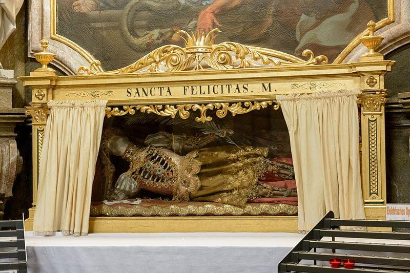17 Unnerving Photos Of Preserved Saints We Can't Stop Looking At