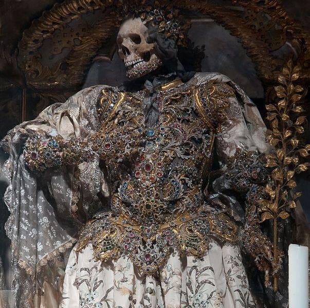 17 Unnerving Photos Of Preserved Saints We Can't Stop Looking At