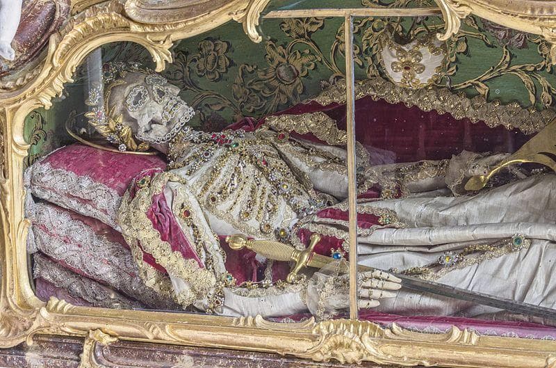 17 Unnerving Photos Of Preserved Saints We Can't Stop Looking At