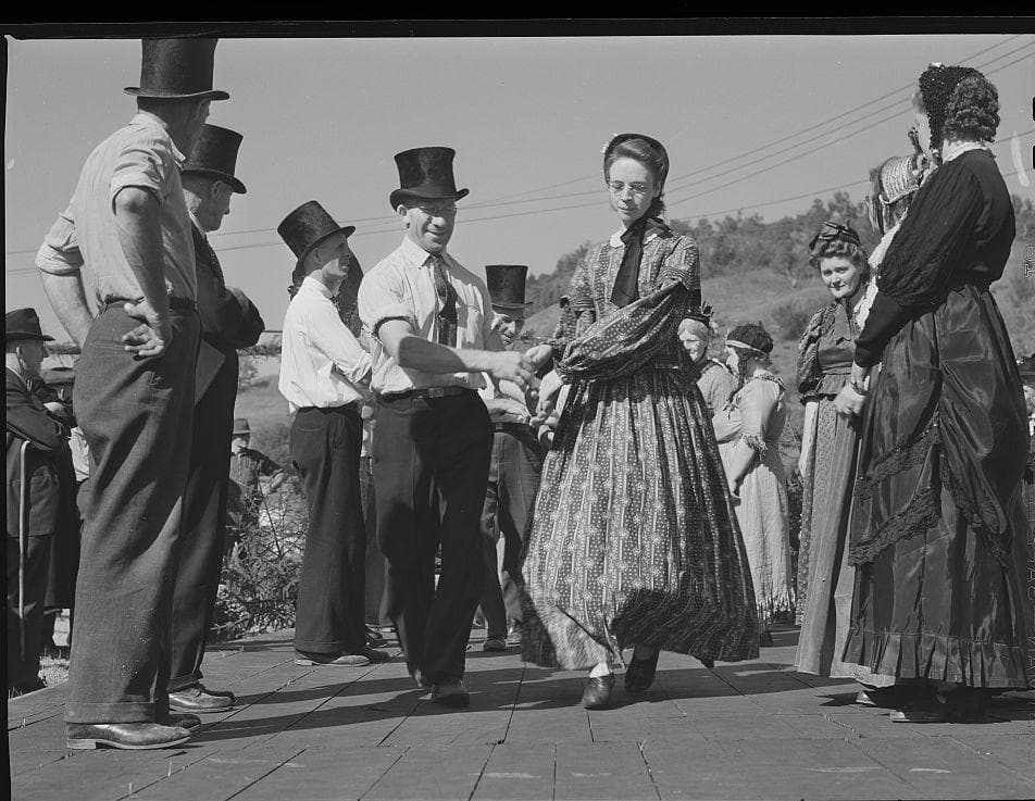Old School Pictures Of People Dancing That Bring '30s And '40s America ...