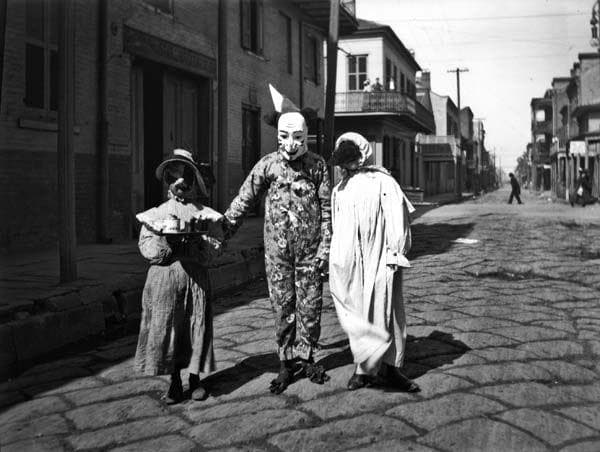 17 'Cursed' Historical Photos That Made Us Say 'What Is Happening?'