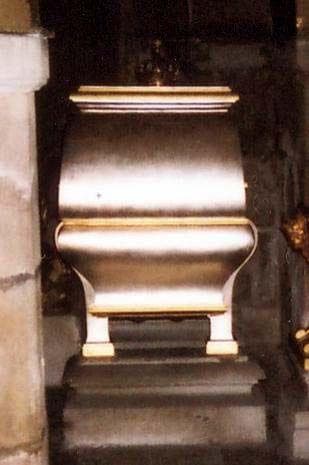 What Historical Queens' Graves Actually Look Like
