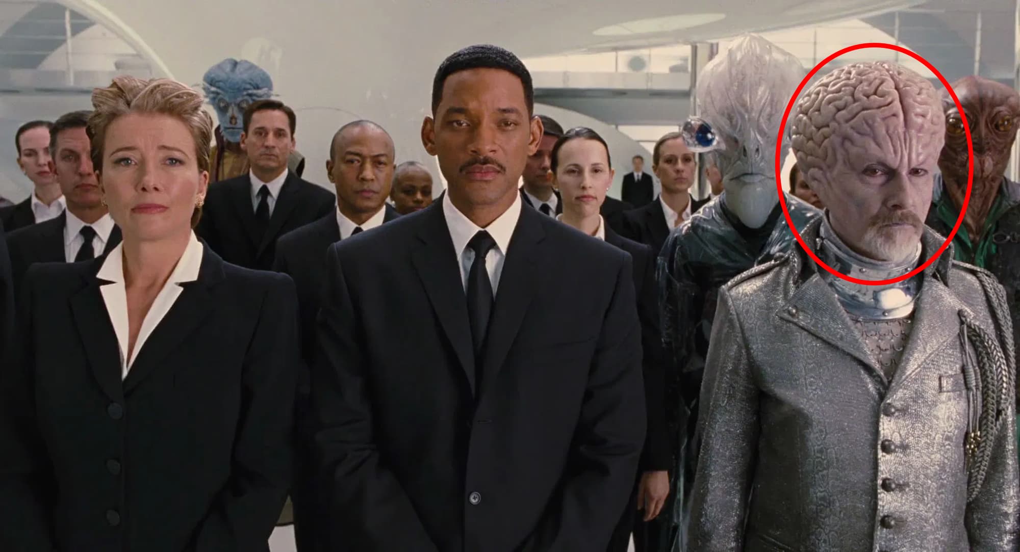 Small Details From The 'Men In Black' Series That Fans Noticed