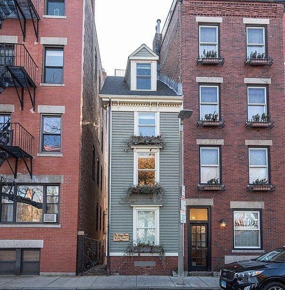 The Most Fantastically Petty Houses Built Out Of Pure Malicious Spite