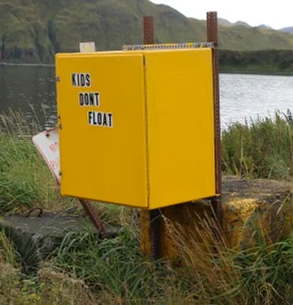 18 Terrifying Signs That Remind Us The World Can Be A Scary, Scary Place