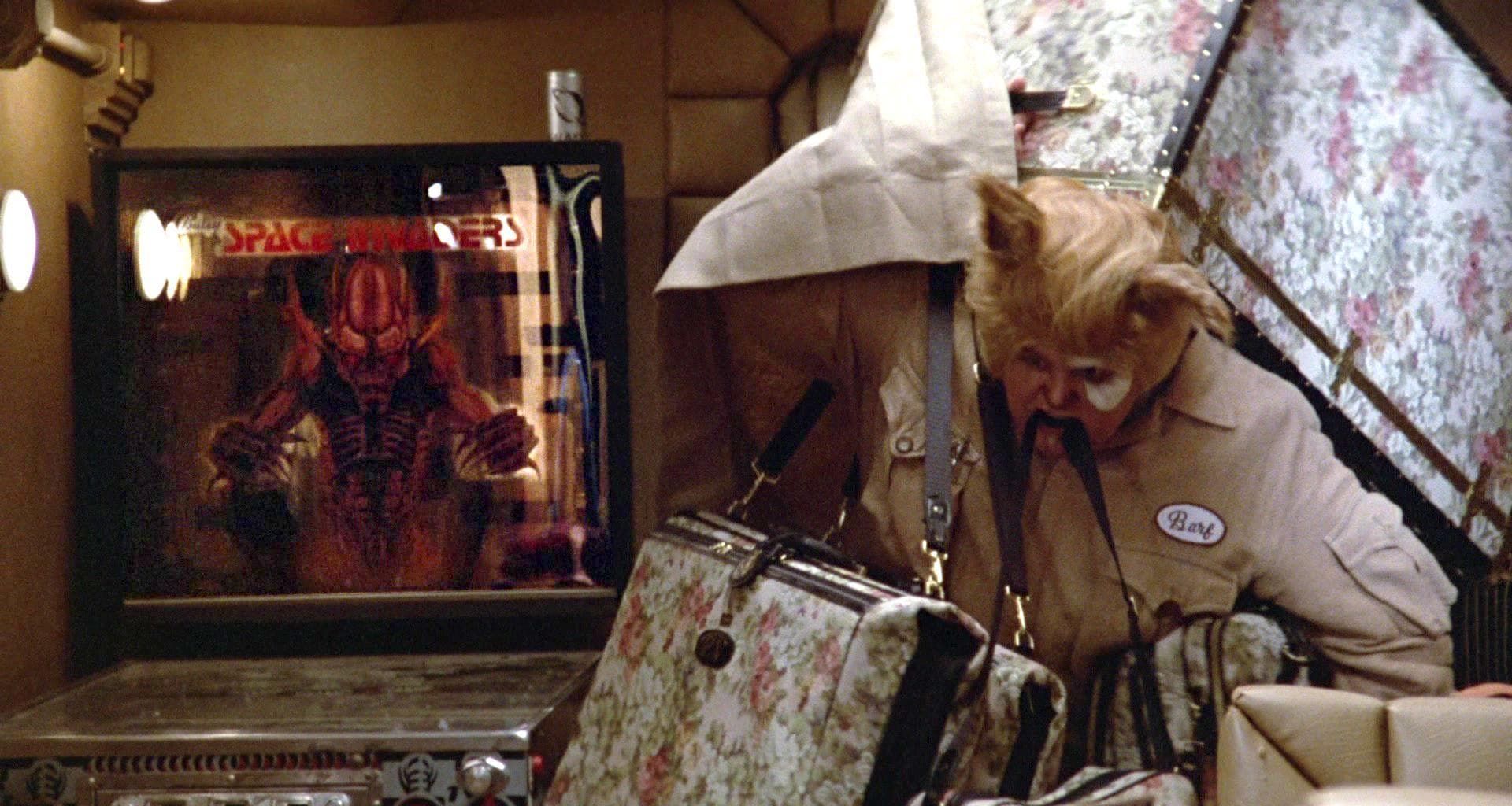 21 Interesting Wardrobe And Prop Details Fans Found In Sci-fi Comedy Movies