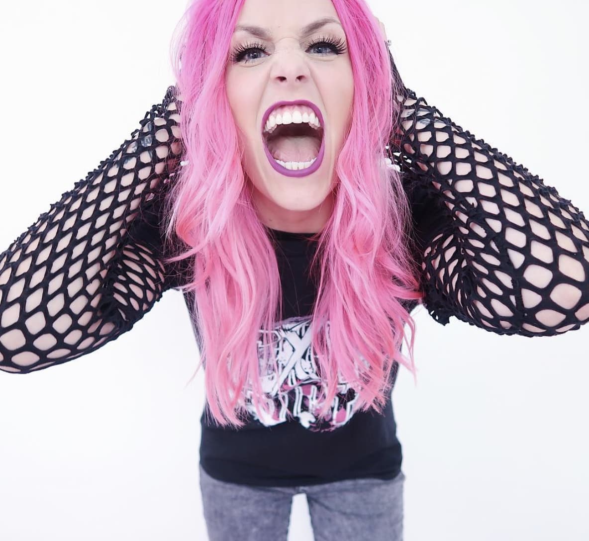 20 Celebrities With Tongue Piercings