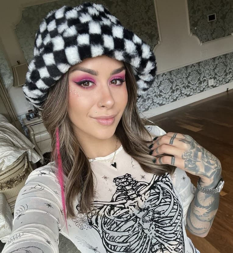 20 Celebrities With Tongue Piercings