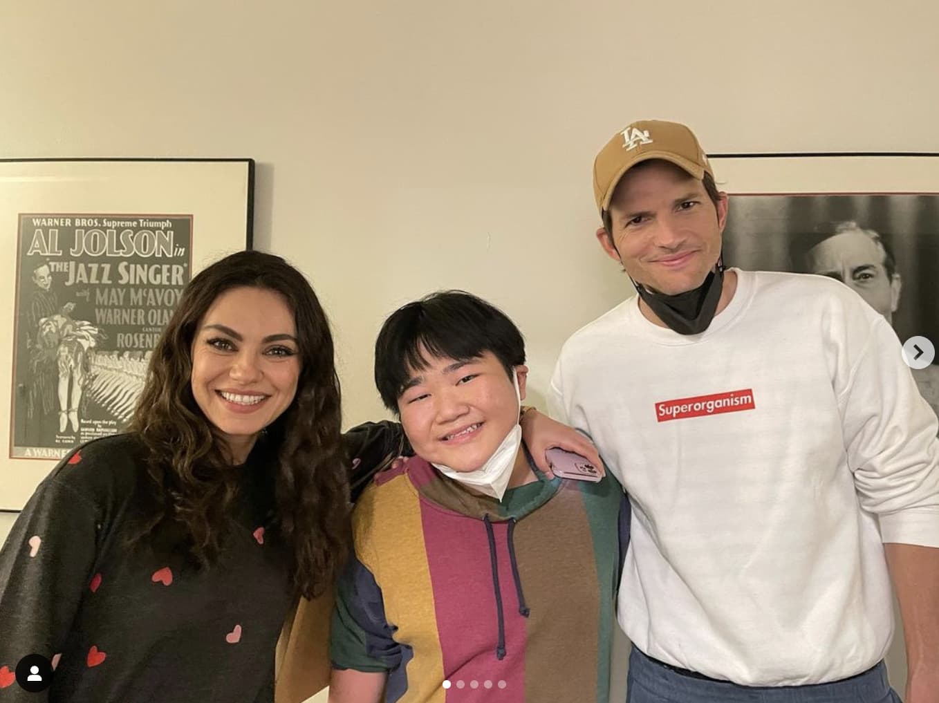 31 Behind-The-Scenes Photos From The Cast Of ‘That '90s Show’